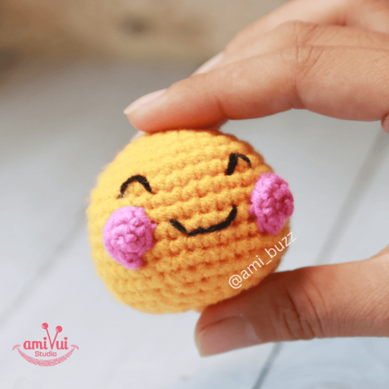 Tiny Emoji Icon amigurumi - Free crochet pattern - Amivui Studio