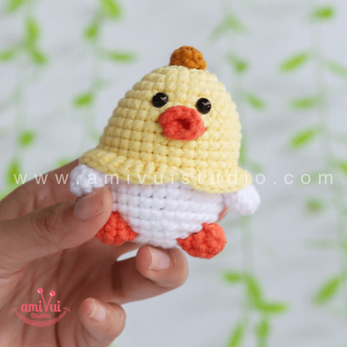 Amigurumi chicken keychain free crochet pattern - Amivui Studio