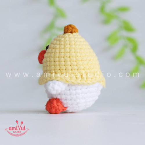Amigurumi chicken keychain free crochet pattern - Amivui Studio