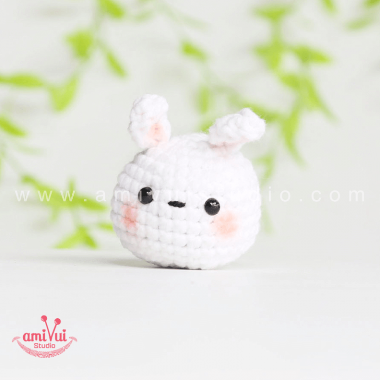 Rabbit keychain amigurumi free crochet pattern - Amivui Studio
